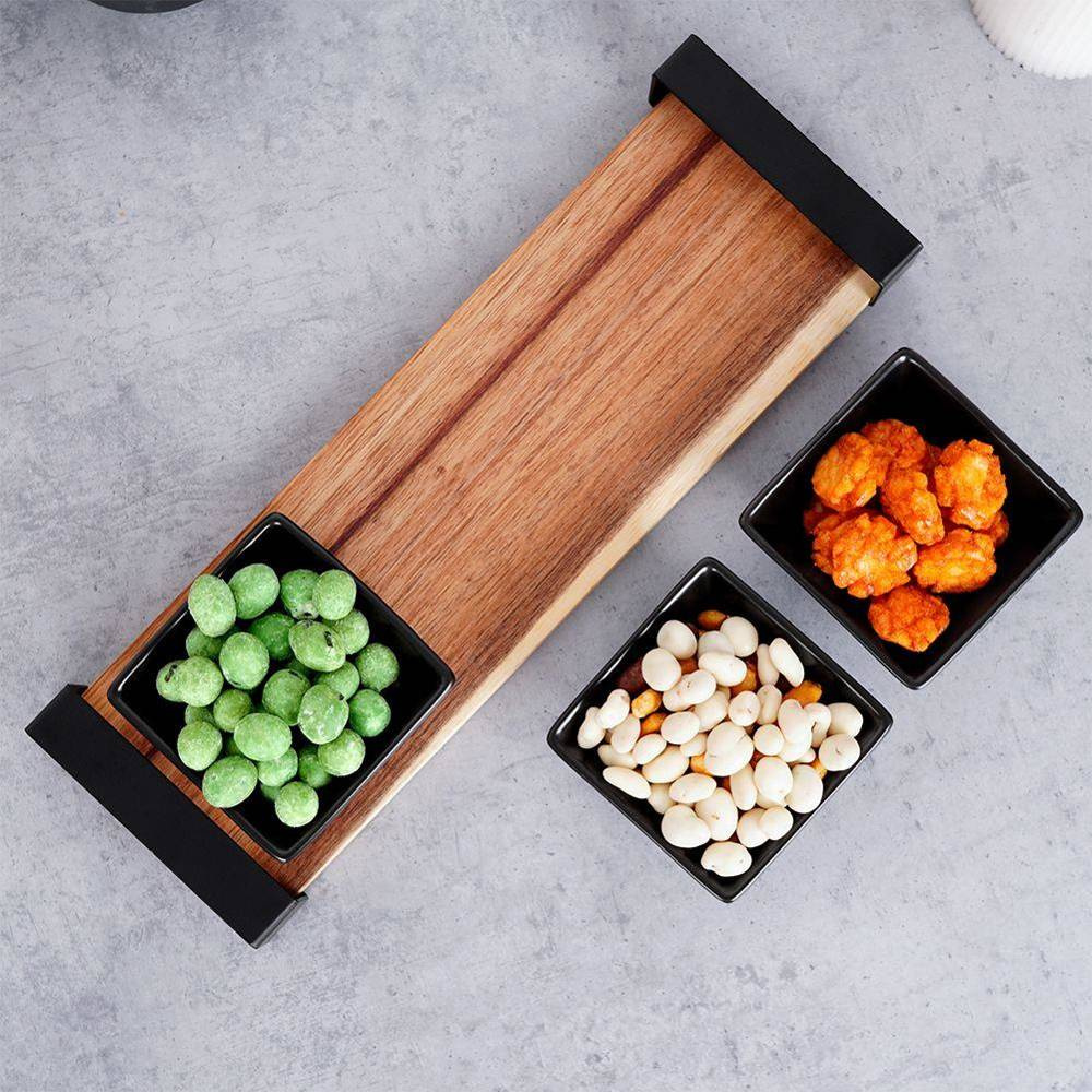 Miseczki miski ceramiczne do dipów na przekąski na tacy drewnianej ...